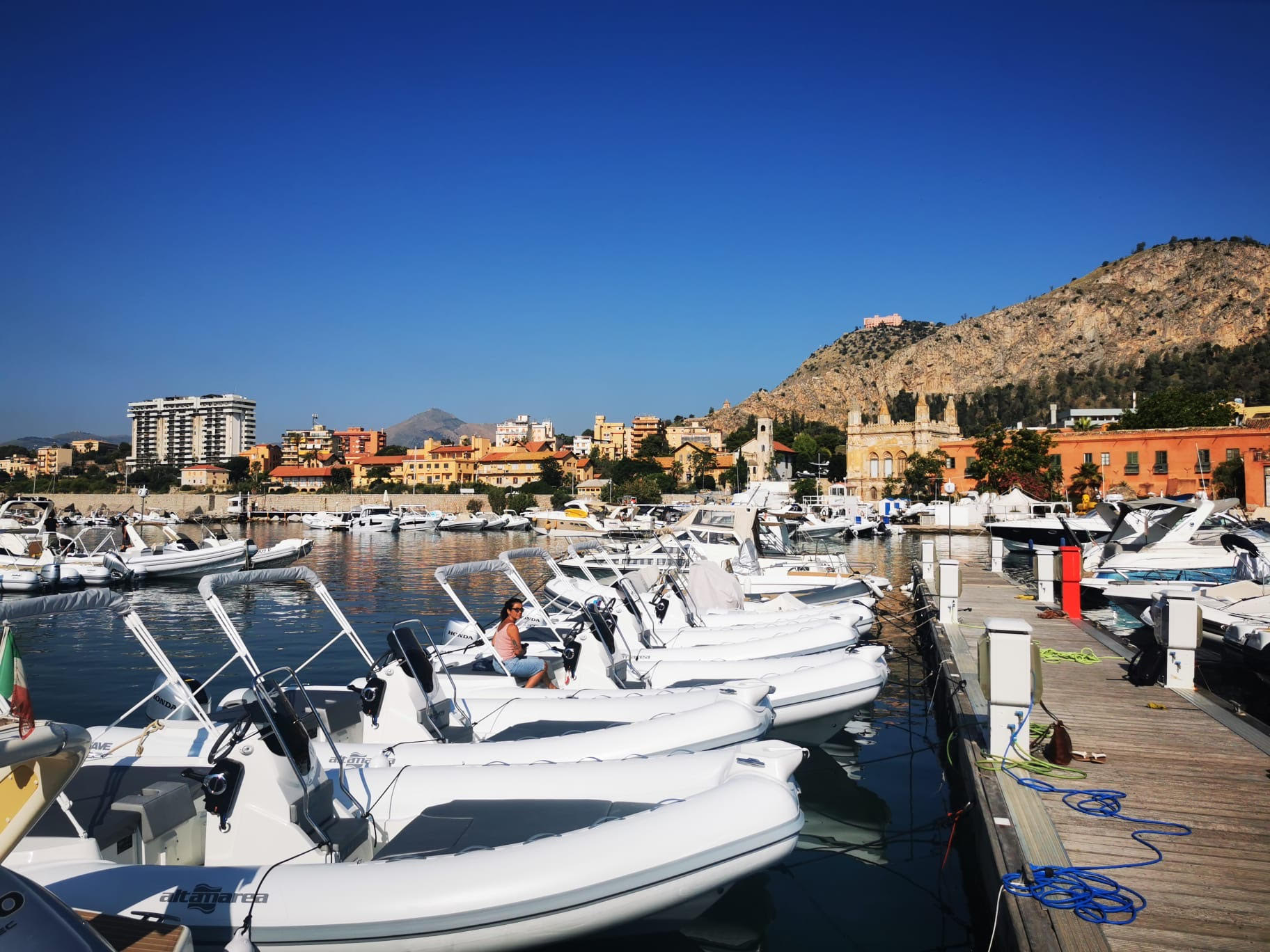 Noleggio gommoni Mondello | A partire da €100 | Freedome